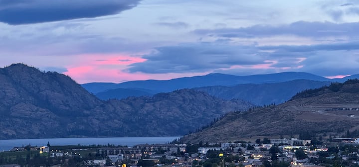 Incredible 2 Bedroom Condo W/hot Tub & Great Views - West Kelowna