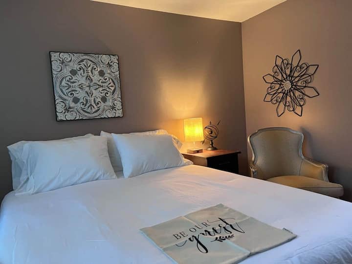 Dakota Room – East Rock Private Room Near Yale - New Haven, CT