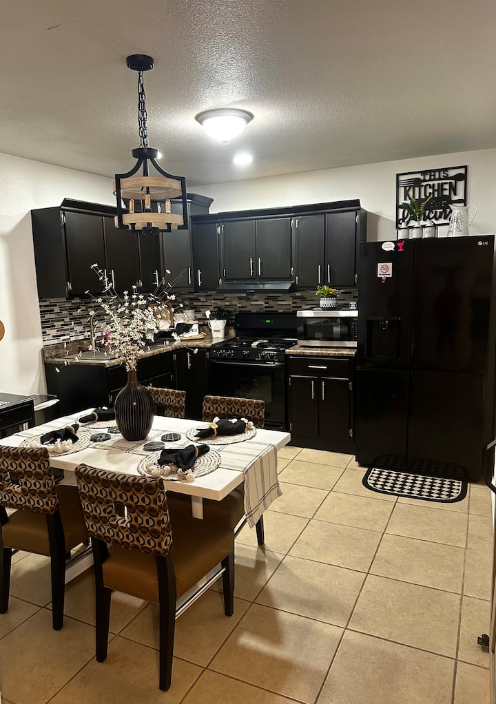Modern B&w Garage /Studio – Near Hospital & Shops - Yuma