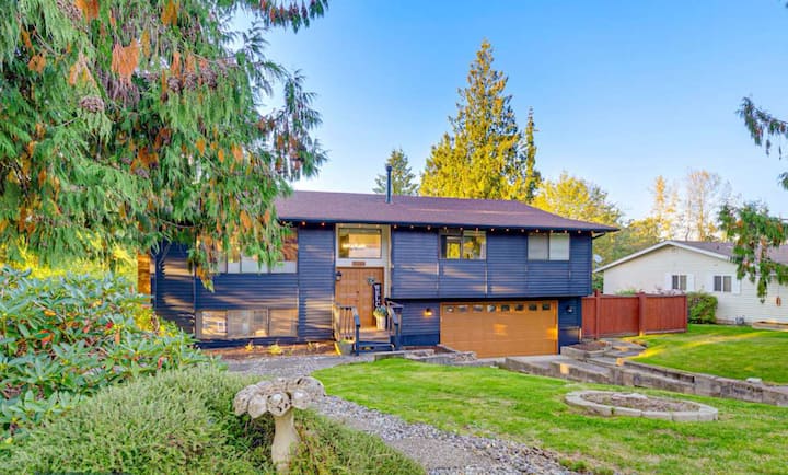 "Family Paradise: Hot Tub, Fire Pit & Play House!" - Mount Vernon, WA