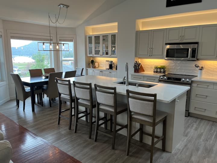 Home Away From Home…relax In This 3 Bedroom Home. - West Kelowna