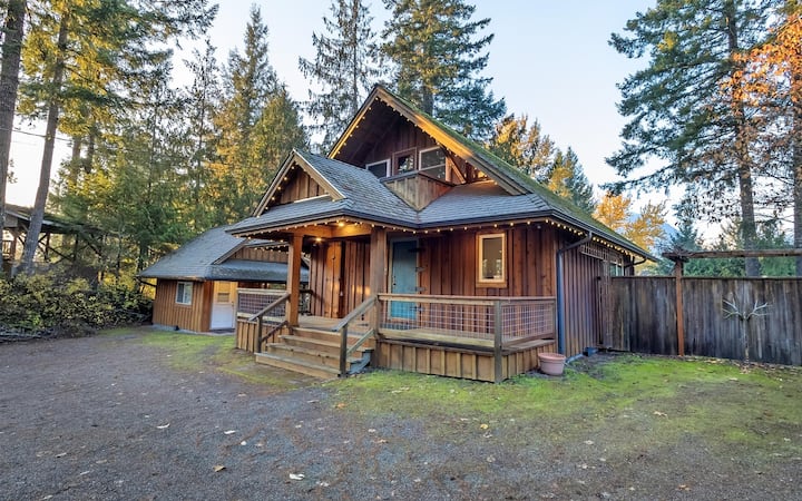 Private Cabin W/ Hottub & Mt View (1pm Chk In/out) - Packwood, WA