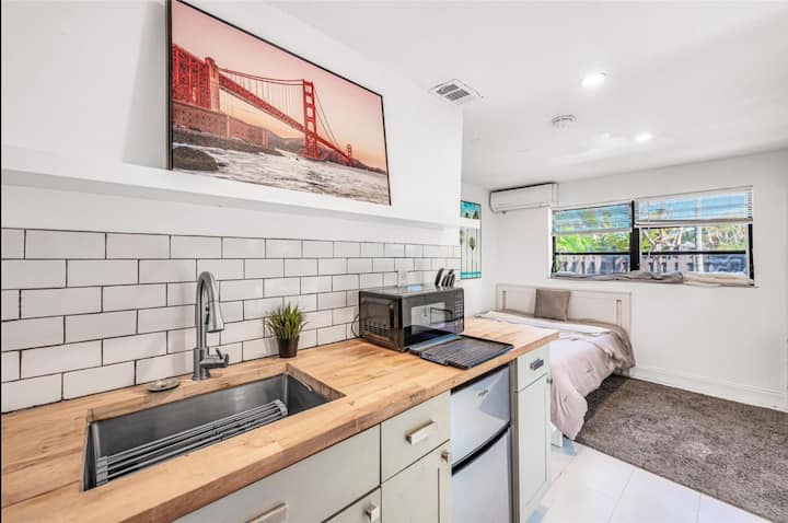 Cozy Studio | Private Suite Near Beach & Downtown - Fort Lauderdale, FL