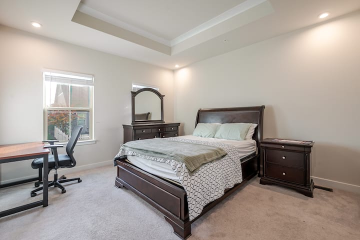 Modern Room With Large Attached Private Bathroom - Frederick, MD