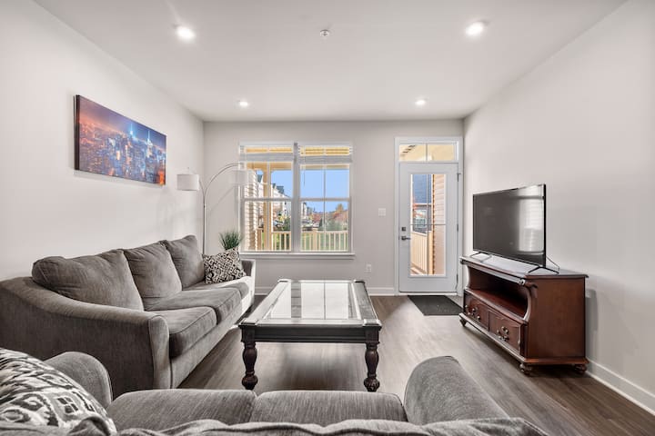 Modern Room With Large Attached Private Bathroom - Frederick, MD