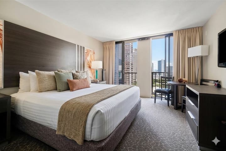 Modern Cozy Waikiki Studio Across Hilton Village 9 - Honolulu, HI