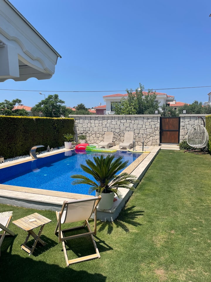 Alaçatı'da Havuzlu Müstakil Villa - Alaçatı