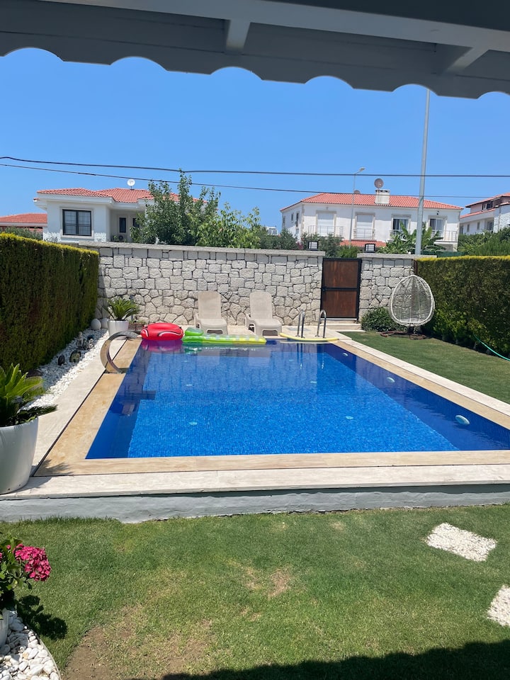 Alaçatı'da Günlük Haftalık Havuzlu Müstakil Villa - Alaçatı