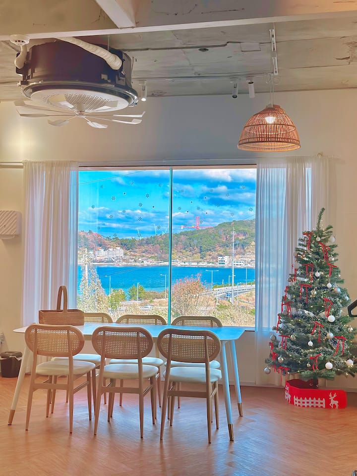 <공스테이>방학특가/에어바운스 무료대여/넓은거실/오션뷰/불멍/루프탑/애견동반/캠핑/통창감성 - Geoje-si