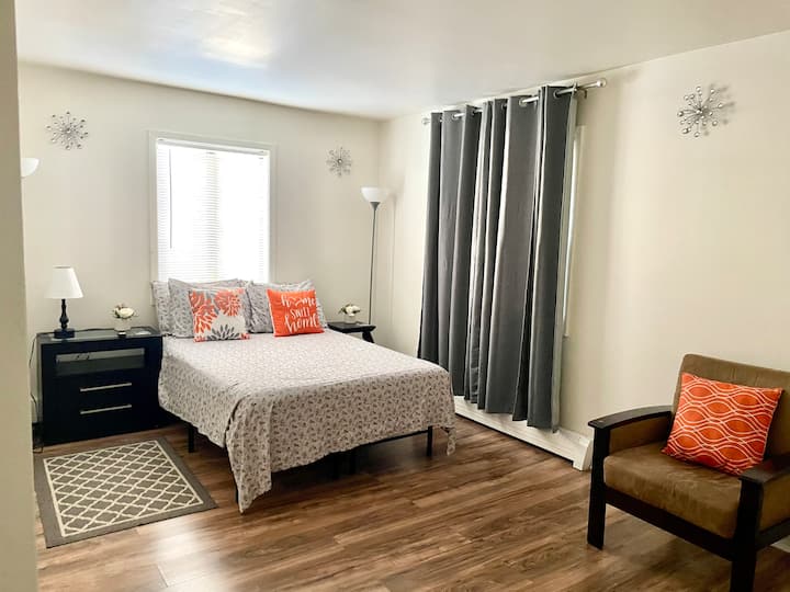 Welcome Home! Spacious, Clean Comfort, 2 Tvs, Prkg - Clifton, NJ