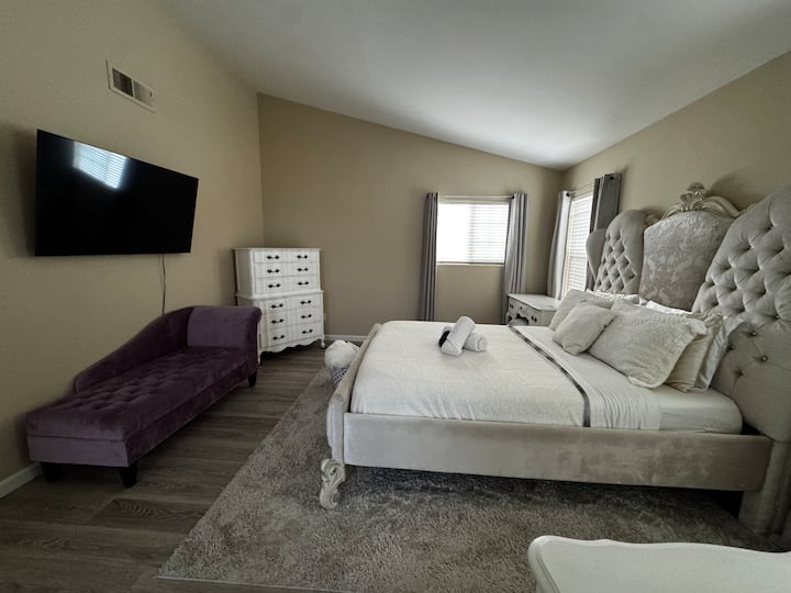 Private Bathroom And Beautiful Master Bedroom - Salinas, CA