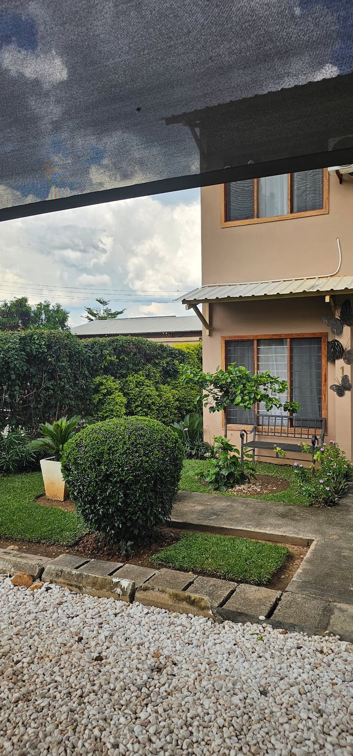 The Sanctuary- Modern 2bed - Solar Wi-fi  Garden - Lusaka