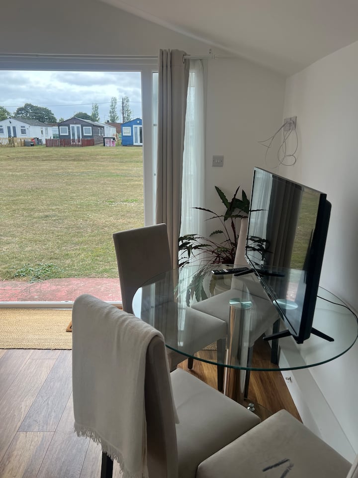 Adorable 2 Bedroom Holiday Chalet. Newly Renovated - Isle of Sheppey