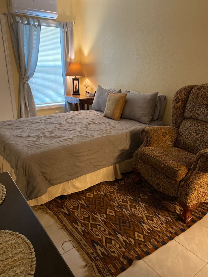 My Lovely 1 Bed Airbnb Studio With Kitchenette - Westover Hills Boulevard – San Antonio