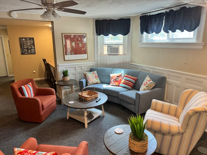 Summer Getaway - Apt 1 Sleeps 4 @ 56 Central - Fredonia, NY