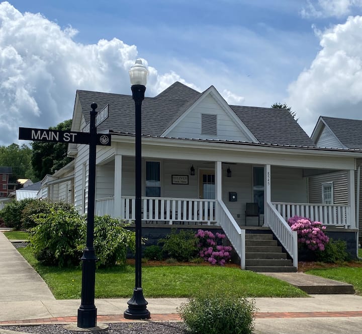 Toliver Guest House-downtown, Spacious, Remodeled. - French Lick, IN
