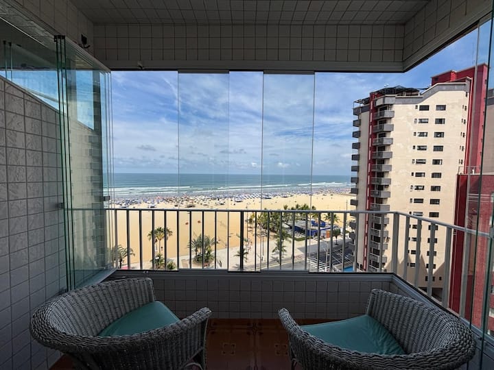 Charming Beachfront Apartment, With Parking - 산투스