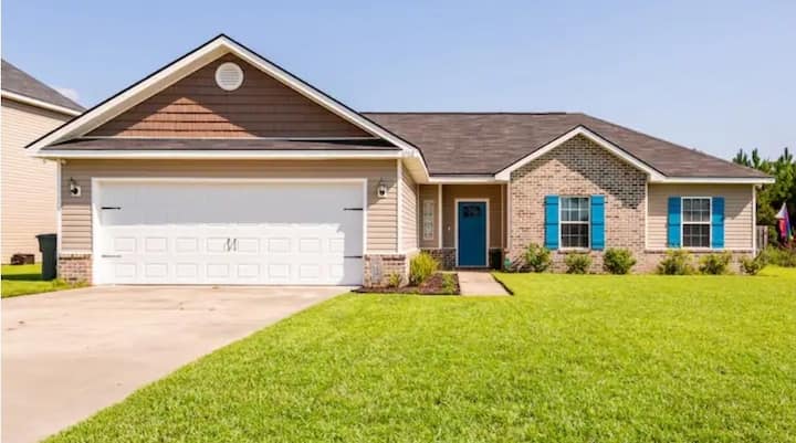 Beautiful 3 Bedroom 2 Bath Home Near Fort Stewart - Hinesville, GA