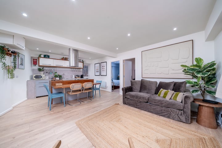 Magnolia Sunshine | Creed Stay - City of London