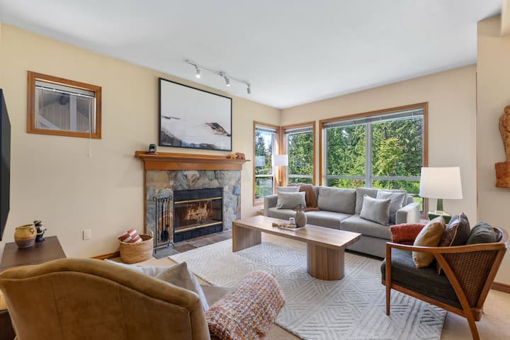 Mountain Retreat W/ Hot Tub & Deck - Whistler