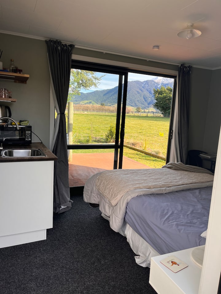 Adorable Studio Cottage With Mountain Views - West Coast