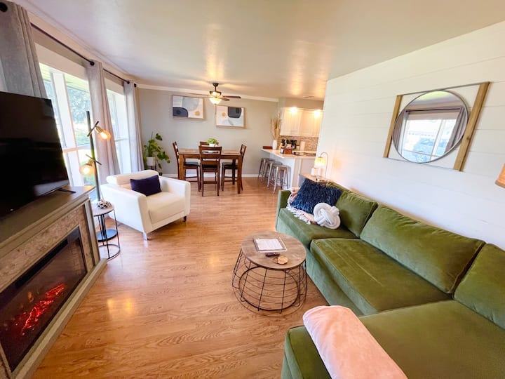Cheerful Newly Remodeled Home With Hot Tub - Eugene, OR