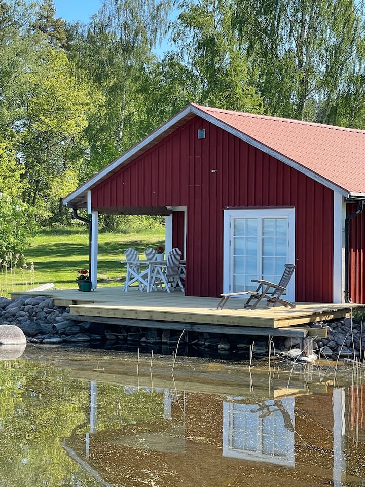 Mysig Sjöstuga Vid Sjön Sommen - Sweden