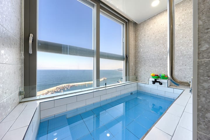 #6~10인 사용가능    #객실내 오션뷰 온수풀장          #3room - Gangneung-si