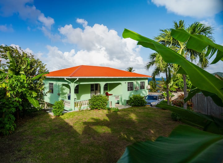 Emmanuel's

Ocean View Cottage With Private Yard - Granada