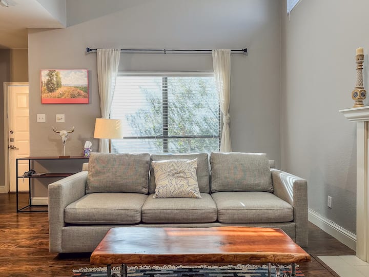 Quiet & Spacious 2-br | 1-car Garage - Dallas