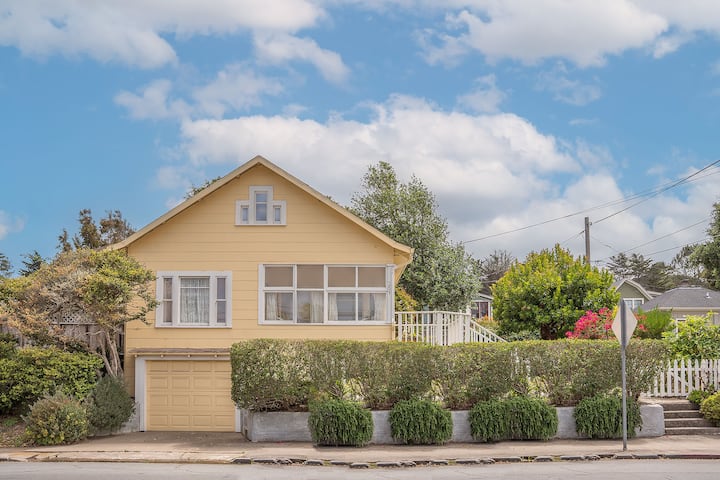 3859 Beach Bungalow ~ Walk To Bay And Restaurants - Monterey, CA