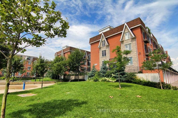 Entire 2 Bedroom Townhouse With Parking And View - Toronto
