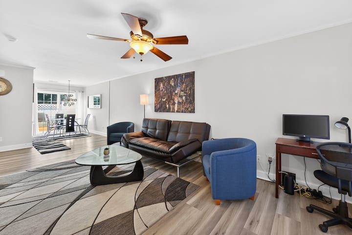 Modern Executive Townhome • Sleeps 6•pool•fastwifi - Lake Higgins