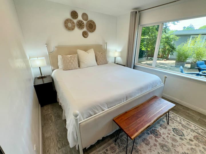 Bright Spacious Studio Near Beach And Downtown - Santa Barbara, CA