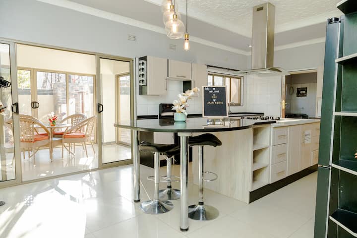 Emc Luxury Villa With| Pool|dstv|wifi |In Lusaka - Lusaka