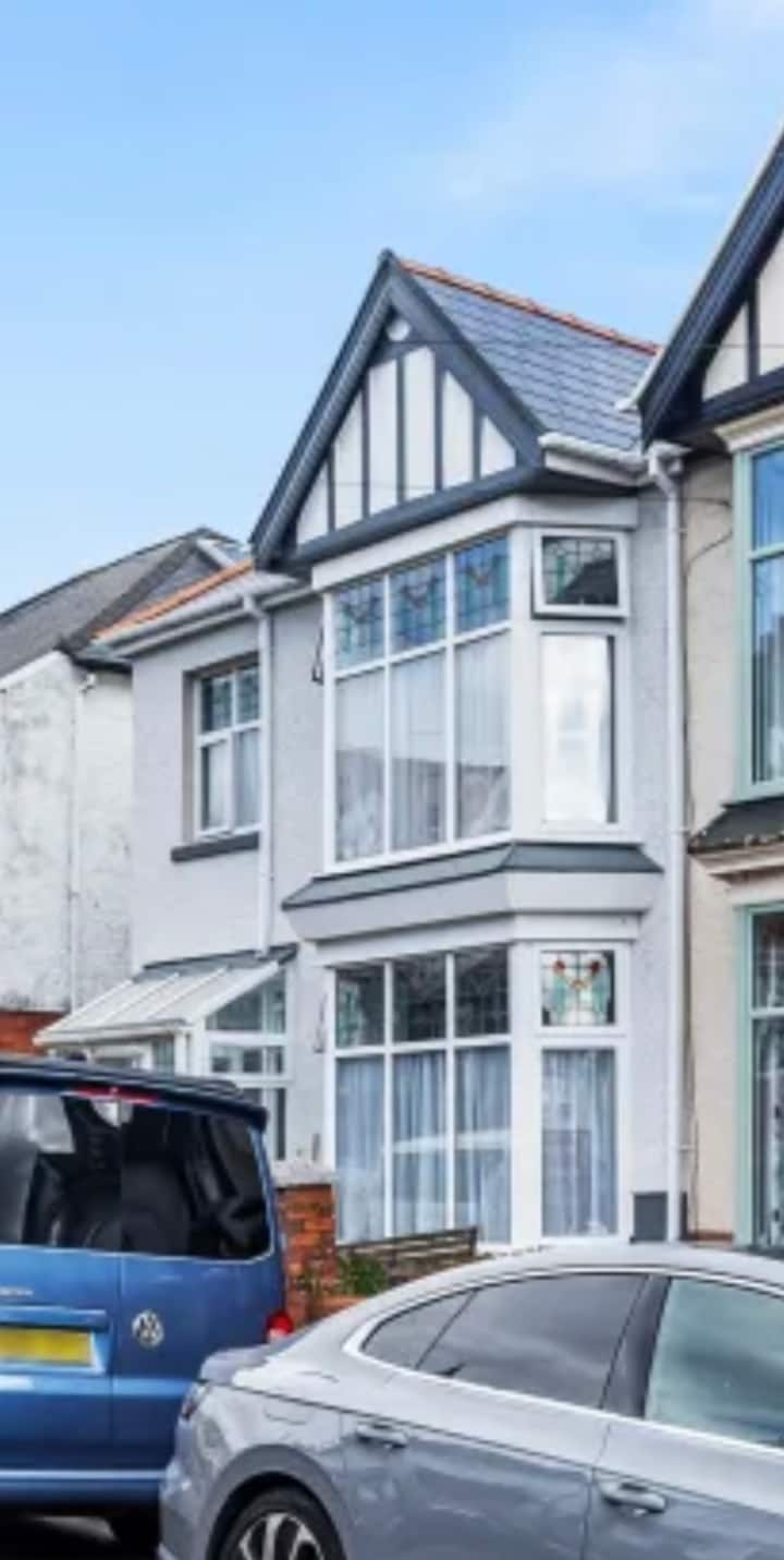 3 Storey 1920s Home, Close To Sea/city With Views - Swansea, UK