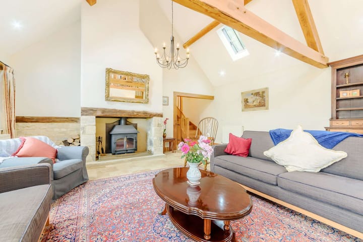 Cotswold Holiday Home With Hot Tub - Owls Roost - Stow-on-the-Wold