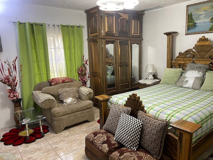 Deluxe Oasis - Kingston