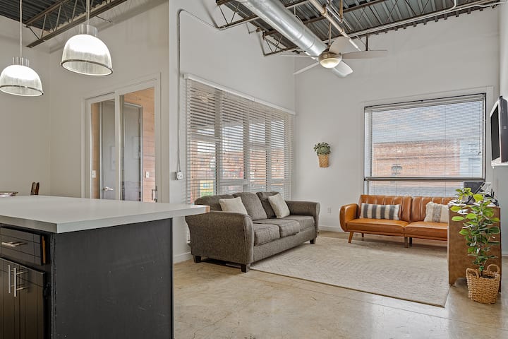 Main St. Balcony - 2 Bedroom, 2 Bathroom Condo - Jonesboro, AR