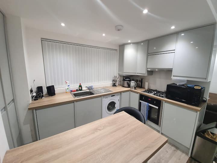 2br Maisonette | Smart & Cozy - Romford