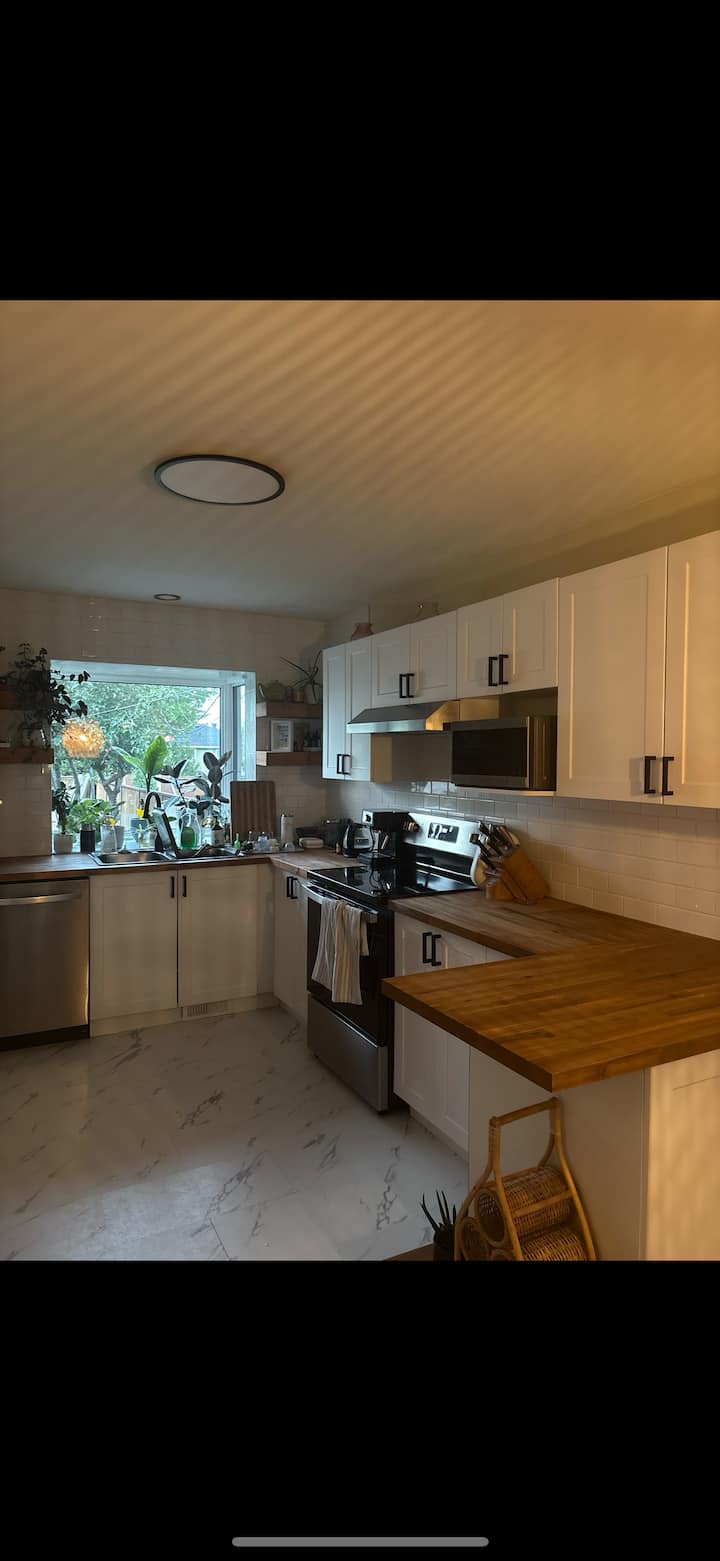 Modern Family 3 Bed 1.5 Bath- Backyard Oasis - Edmonton