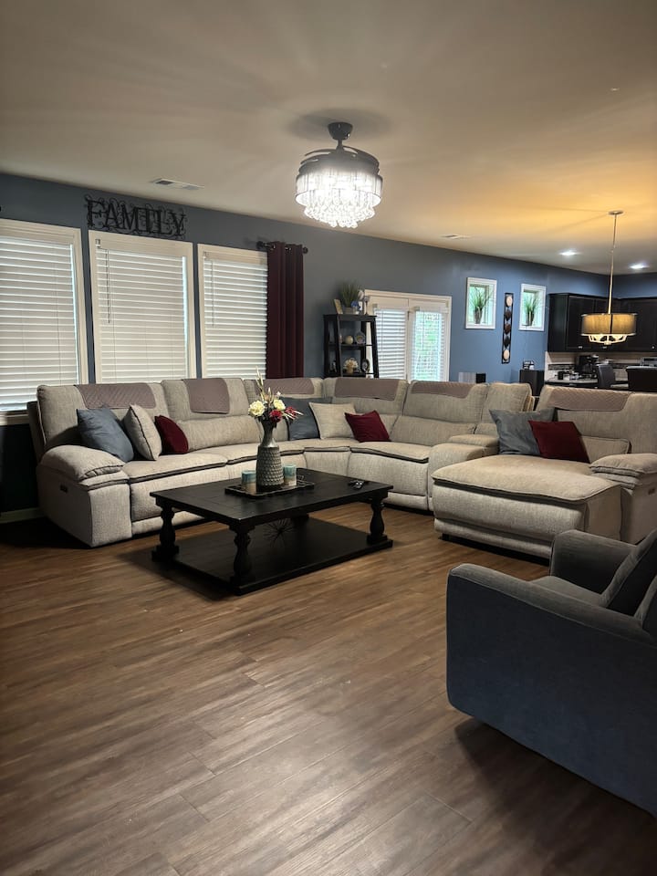 Beautiful 5 Bedroom Home Close To Atlanta Airport - Union City, GA