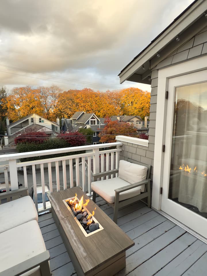Spacious Mcm Kitsilano Penthouse | Private Hot Tub - Vancouver