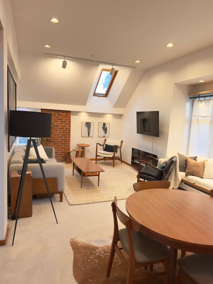 Stunning Mcm Kitsilano Penthouse. Private Hot Tub! - Vancouver