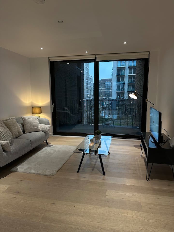 Executive New Build Apartment In Royal Wharf - East Ham - London