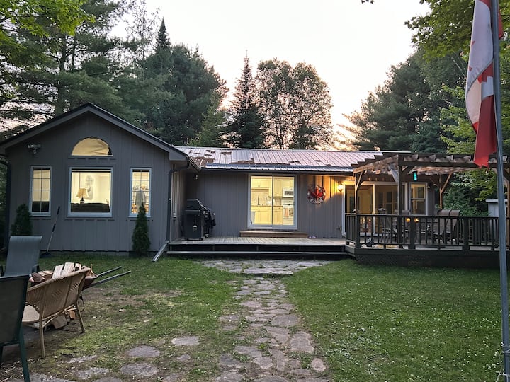 Rivermist Retreat, A Private Waterfront Cottage - Kawartha Lakes