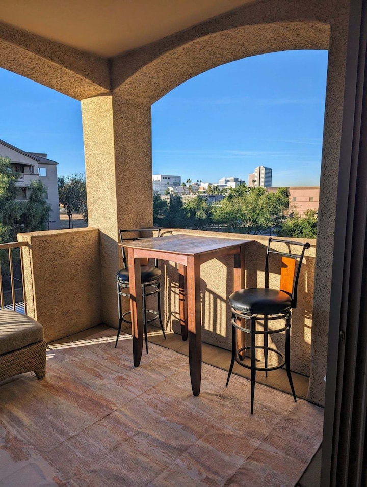 Midtown Phoenix Condo Has Gym, Pool & Balcony - Arizona Science Center