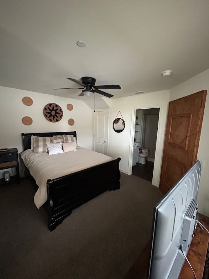 Comfy Studio In Bakersfield 8min Off The Hwy 99 - Bakersfield, CA