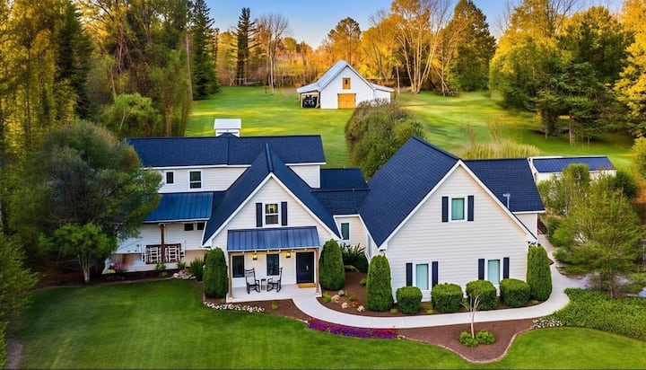 Riverfront Farmhouse Walking Distance To Awesome! - Townsend, TN