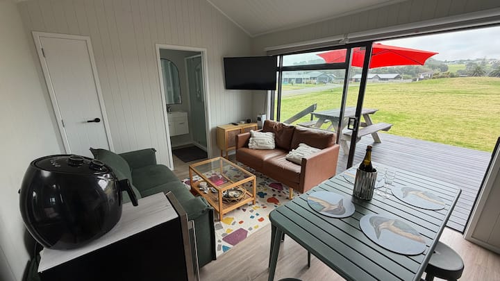 Sunny Modern Tiny Home - 1 Min Walk To Beach - Ōpōtiki